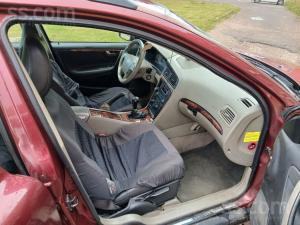 Red Volvo V70 2005 in Daugavpils, with an engine capacity of 2.40 L and mileage of 308 thousand km for 1300 €, photo 8 on AUTOMOTO.COM.LV