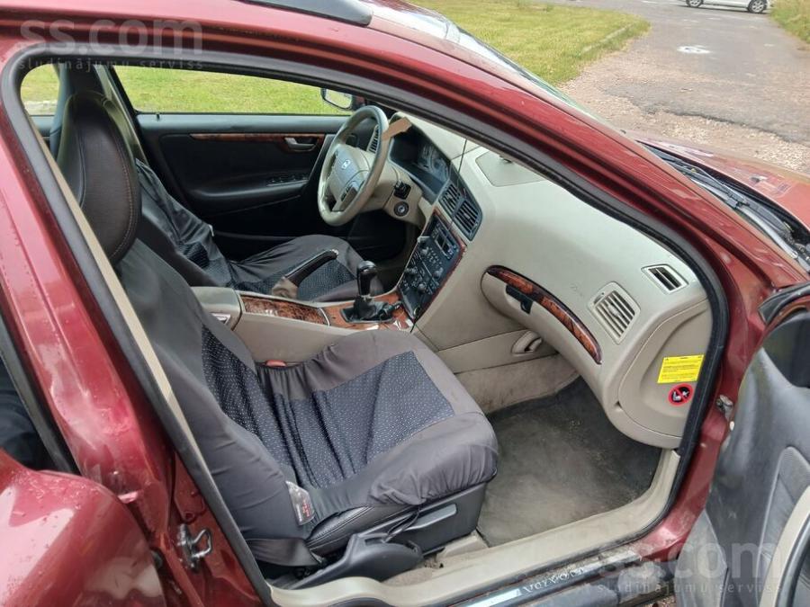 Red Volvo V70 2005 in Daugavpils, with an engine capacity of 2.40 L and mileage of 308 thousand km for 1300 €, photo 8 on AUTOMOTO.COM.LV