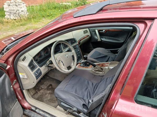 Red Volvo V70 2005 in Daugavpils, with an engine capacity of 2.40 L and mileage of 308 thousand km for 1300 €, photo 8 on AUTOMOTO.COM.LV