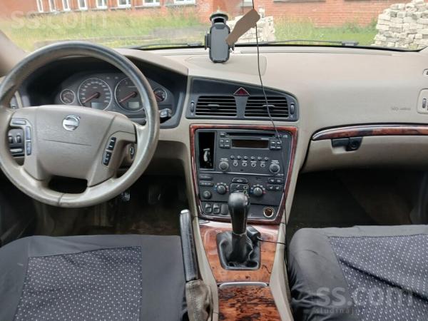 Red Volvo V70 2005 in Daugavpils, with an engine capacity of 2.40 L and mileage of 308 thousand km for 1300 €, photo 9 on AUTOMOTO.COM.LV