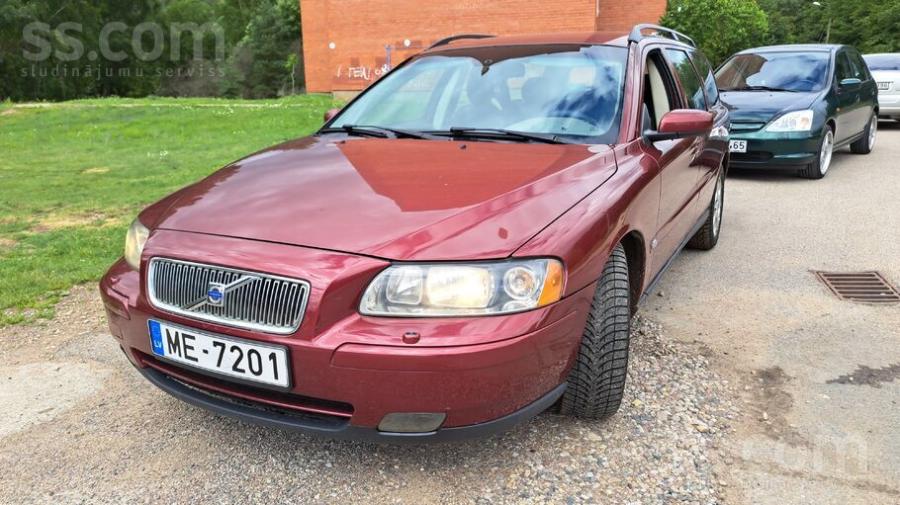 Sarkans Volvo V70 2005 Daugavpils, ar dzinēja tilpumu 2.40 L un nobraukumu 308 tūkst. km par 1450 €, foto 3 vietnē AUTOMOTO.COM.LV
