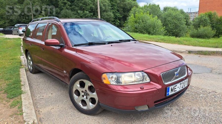 Sarkans Volvo V70 2005 Daugavpils, ar dzinēja tilpumu 2.40 L un nobraukumu 308 tūkst. km par 1450 €, foto 5 vietnē AUTOMOTO.COM.LV