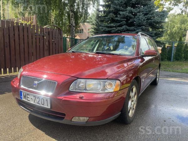 Красный Вольво В70 2005 в Рига, объемом двигателя 2.40 л и пробегом 309 тыс. км за 1850 €, фото 1 на AUTOMOTO.COM.LV