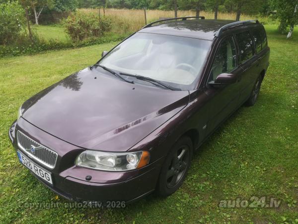 Red Volvo V70 2005 in Haapsalu, with an engine capacity of 2.40 L and mileage of 297 thousand km for 999 €, photo 2 on AUTOMOTO.COM.LV