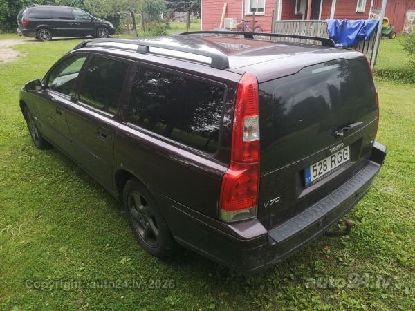 Red Volvo V70 2005 in Haapsalu, with an engine capacity of 2.40 L and mileage of 297 thousand km for 999 €, photo 6 on AUTOMOTO.COM.LV