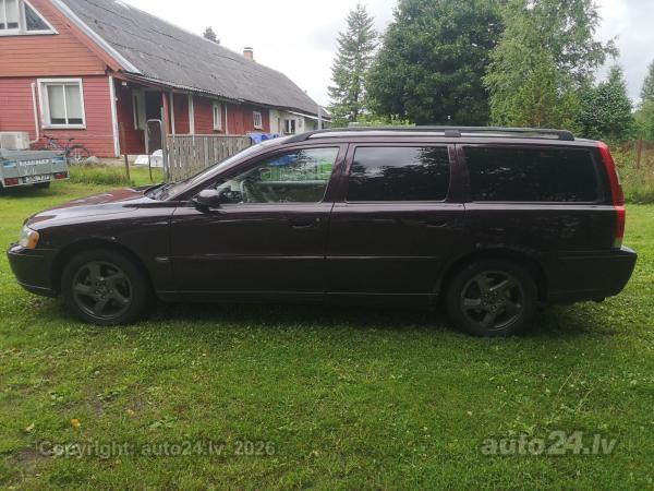 Red Volvo V70 2005 in Haapsalu, with an engine capacity of 2.40 L and mileage of 297 thousand km for 999 €, photo 10 on AUTOMOTO.COM.LV