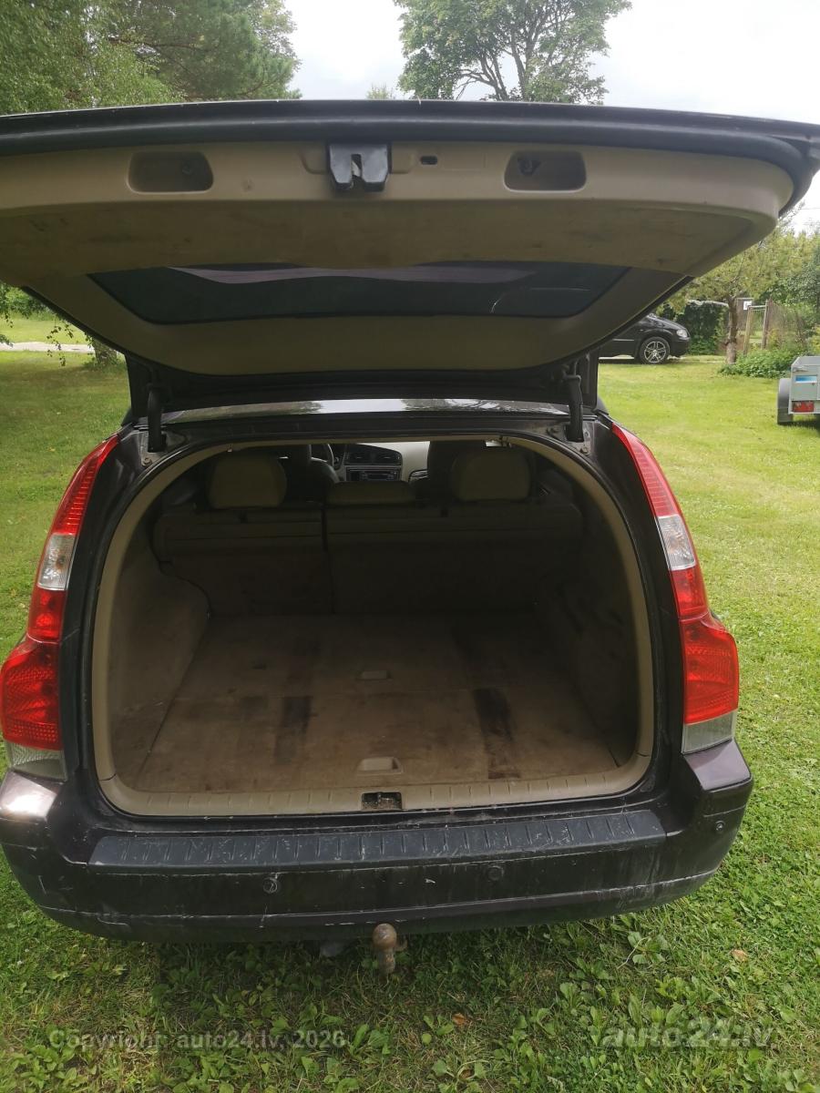 Sarkans Volvo V70 2005 Hāpsalu, ar dzinēja tilpumu 2.40 L un nobraukumu 297 tūkst. km par 999 €, foto 12 vietnē AUTOMOTO.COM.LV