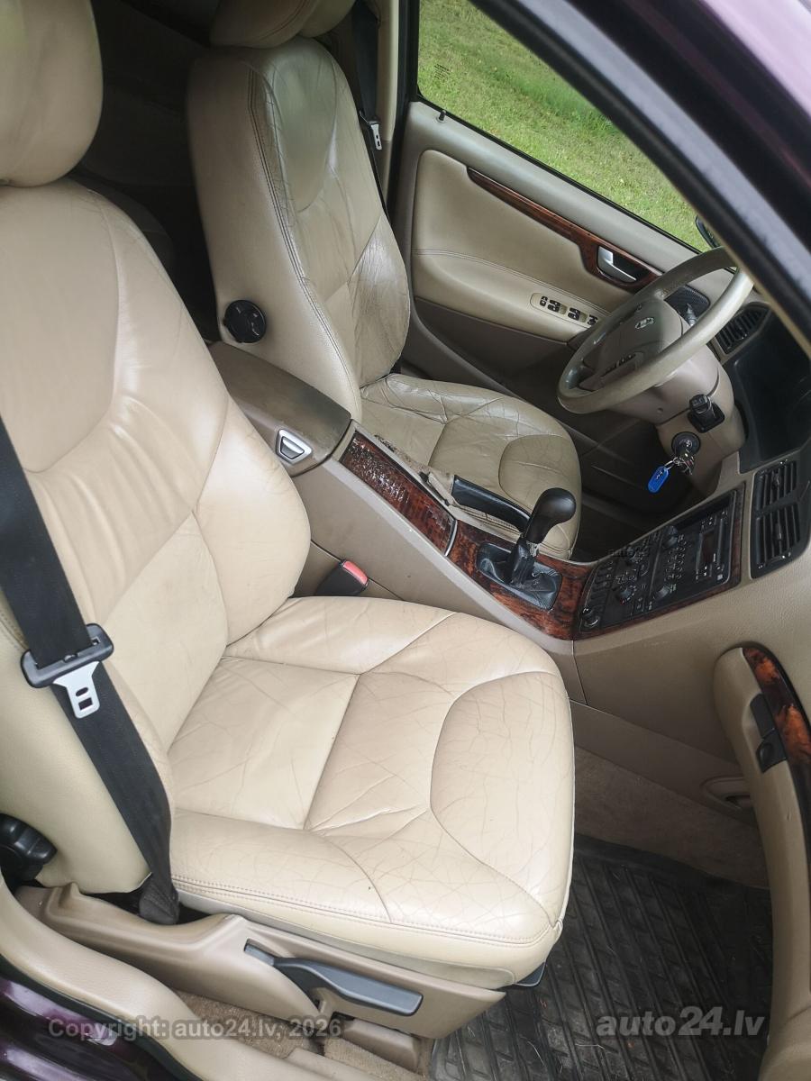 Sarkans Volvo V70 2005 Hāpsalu, ar dzinēja tilpumu 2.40 L un nobraukumu 297 tūkst. km par 999 €, foto 14 vietnē AUTOMOTO.COM.LV