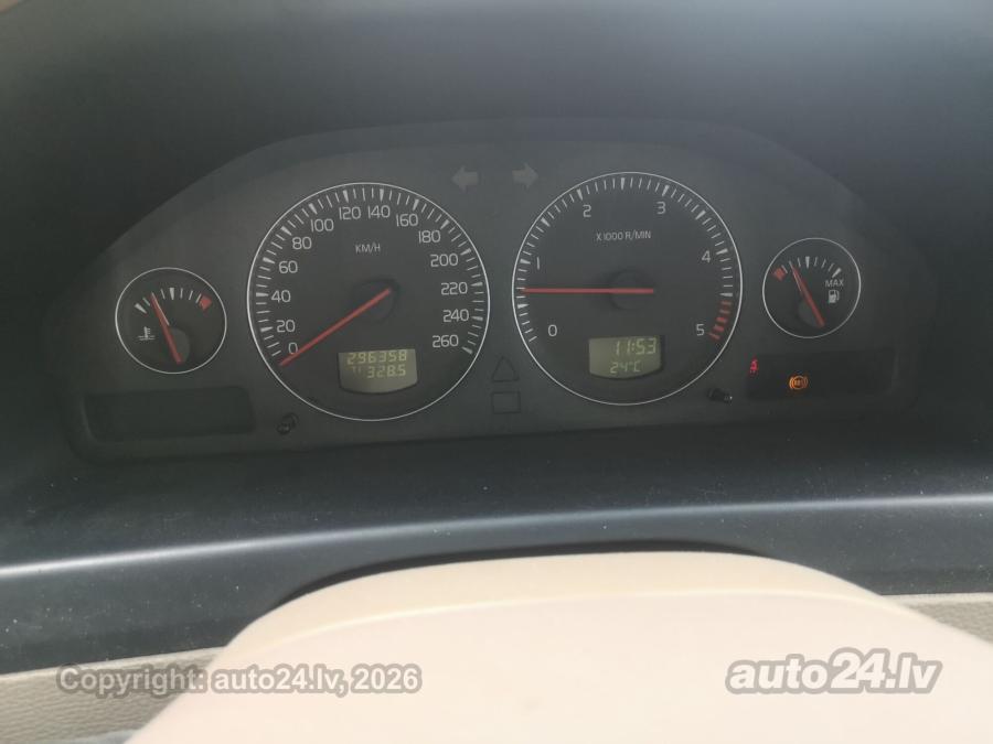 Sarkans Volvo V70 2005 Hāpsalu, ar dzinēja tilpumu 2.40 L un nobraukumu 297 tūkst. km par 999 €, foto 18 vietnē AUTOMOTO.COM.LV