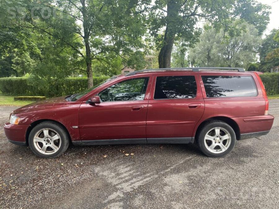 Sarkans Volvo V70 2005 Cēsis, ar dzinēja tilpumu 2.40 L un nobraukumu 442 tūkst. km par 2090 €, foto 1 vietnē AUTOMOTO.COM.LV
