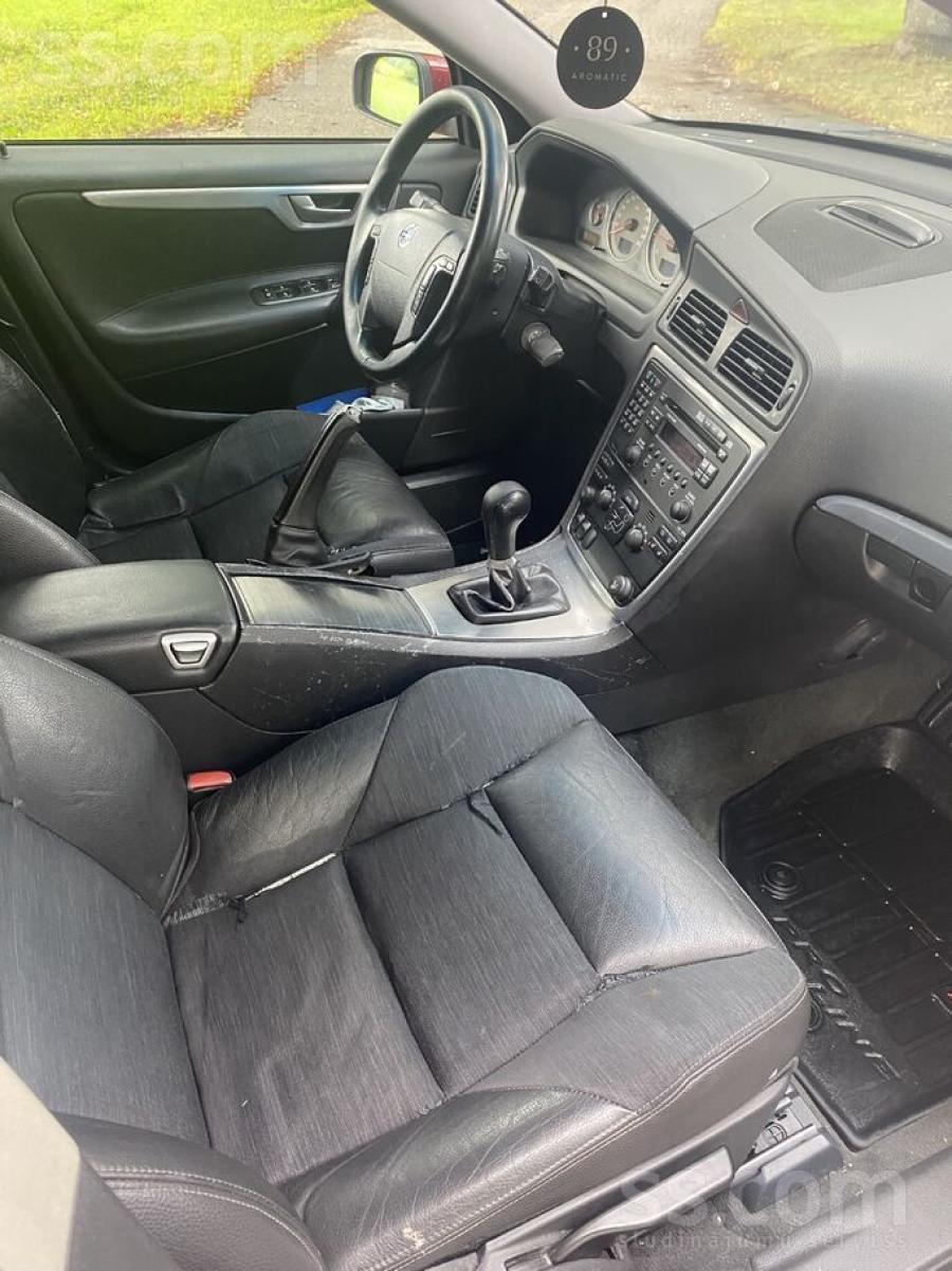Sarkans Volvo V70 2005 Cēsis, ar dzinēja tilpumu 2.40 L un nobraukumu 442 tūkst. km par 2090 €, foto 8 vietnē AUTOMOTO.COM.LV