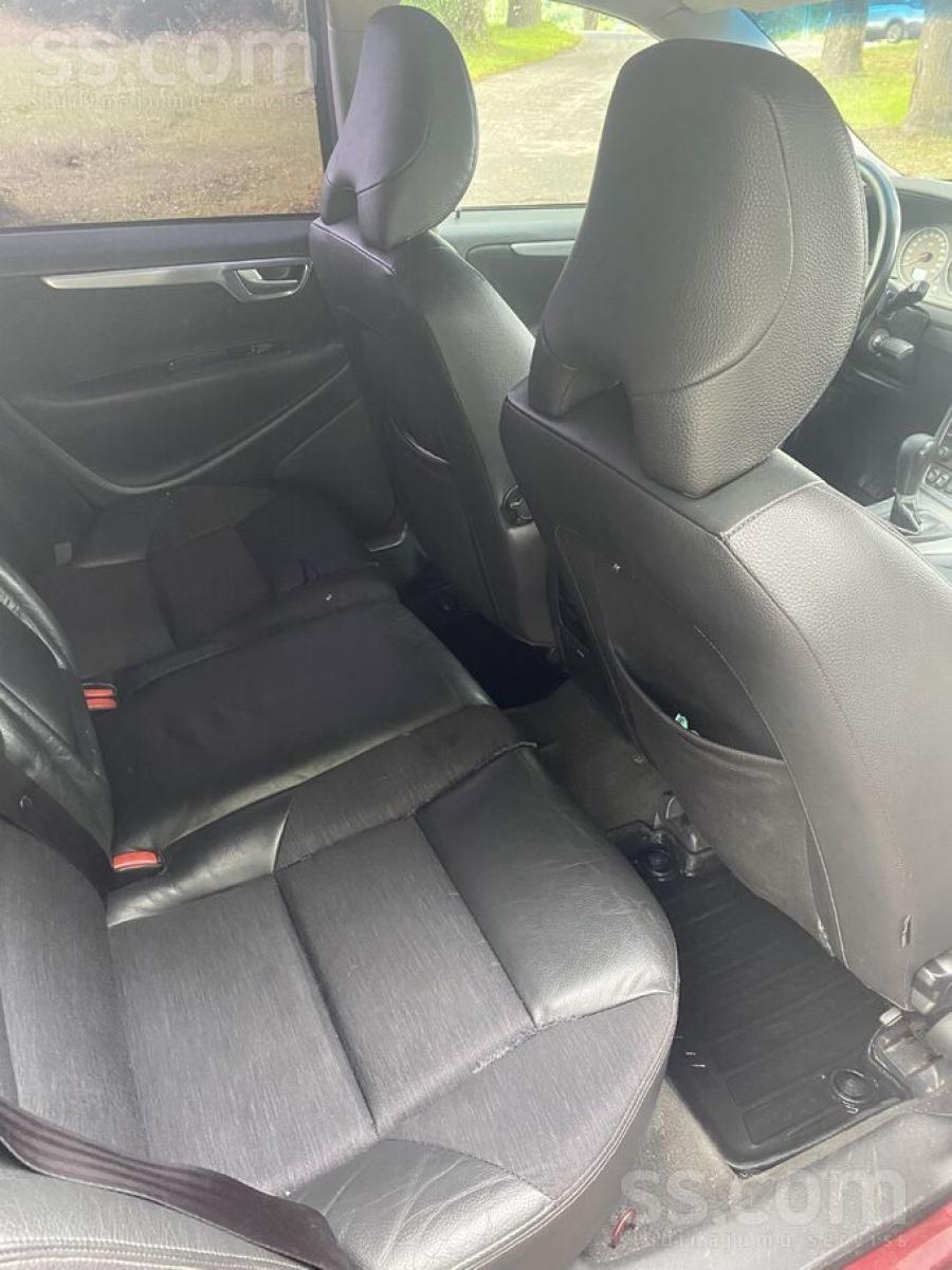 Sarkans Volvo V70 2005 Cēsis, ar dzinēja tilpumu 2.40 L un nobraukumu 442 tūkst. km par 2090 €, foto 9 vietnē AUTOMOTO.COM.LV
