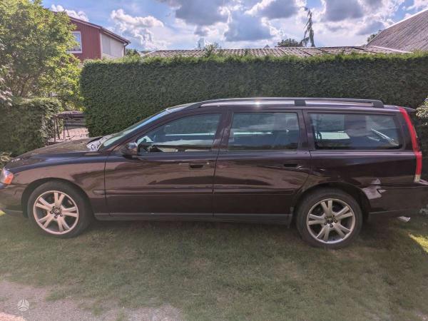 Red Volvo V70 2005 in Marijampole, with an engine capacity of 2.40 L and mileage of 380 thousand km for 1850 €, photo 3 on AUTOMOTO.COM.LV
