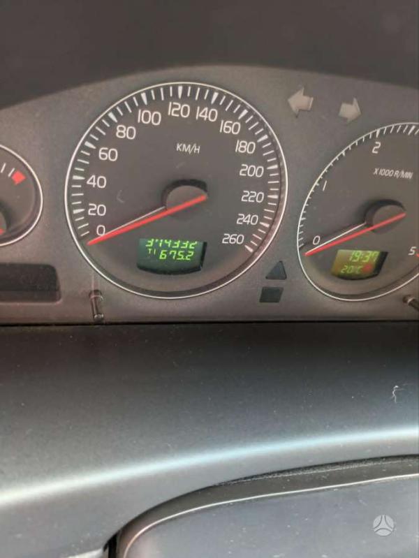 Red Volvo V70 2005 in Marijampole, with an engine capacity of 2.40 L and mileage of 380 thousand km for 1850 €, photo 4 on AUTOMOTO.COM.LV