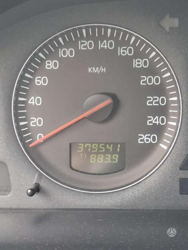 Red Volvo V70 2005 in Marijampole, with an engine capacity of 2.40 L and mileage of 380 thousand km for 1850 €, photo 5 on AUTOMOTO.COM.LV