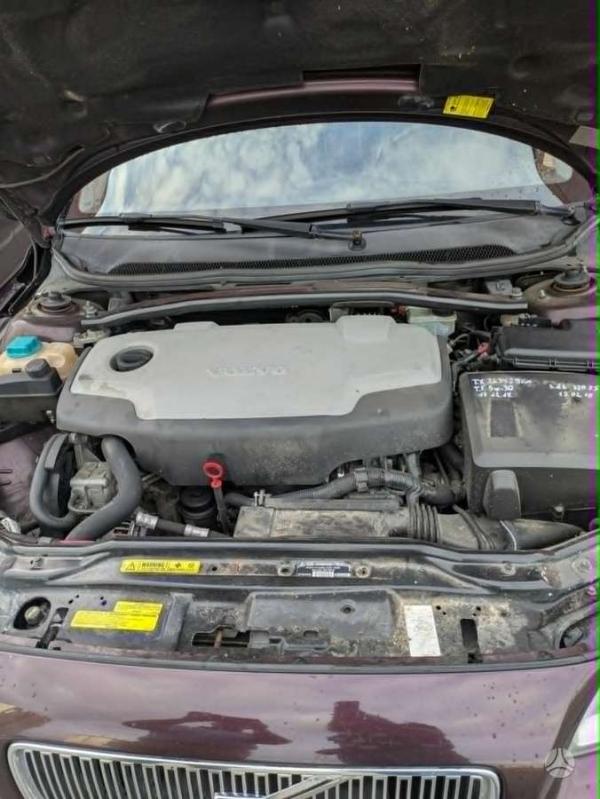 Red Volvo V70 2005 in Marijampole, with an engine capacity of 2.40 L and mileage of 380 thousand km for 1850 €, photo 6 on AUTOMOTO.COM.LV