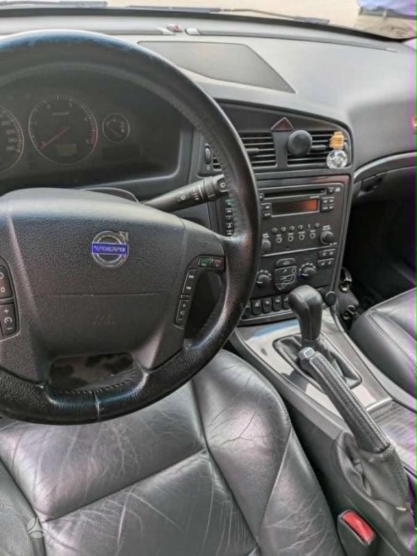 Red Volvo V70 2005 in Marijampole, with an engine capacity of 2.40 L and mileage of 380 thousand km for 1850 €, photo 7 on AUTOMOTO.COM.LV