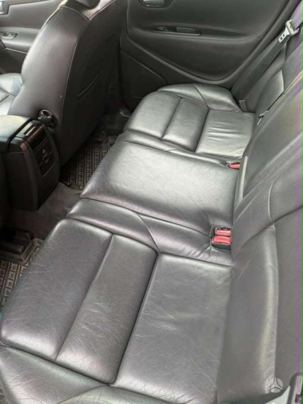 Red Volvo V70 2005 in Marijampole, with an engine capacity of 2.40 L and mileage of 380 thousand km for 1850 €, photo 8 on AUTOMOTO.COM.LV
