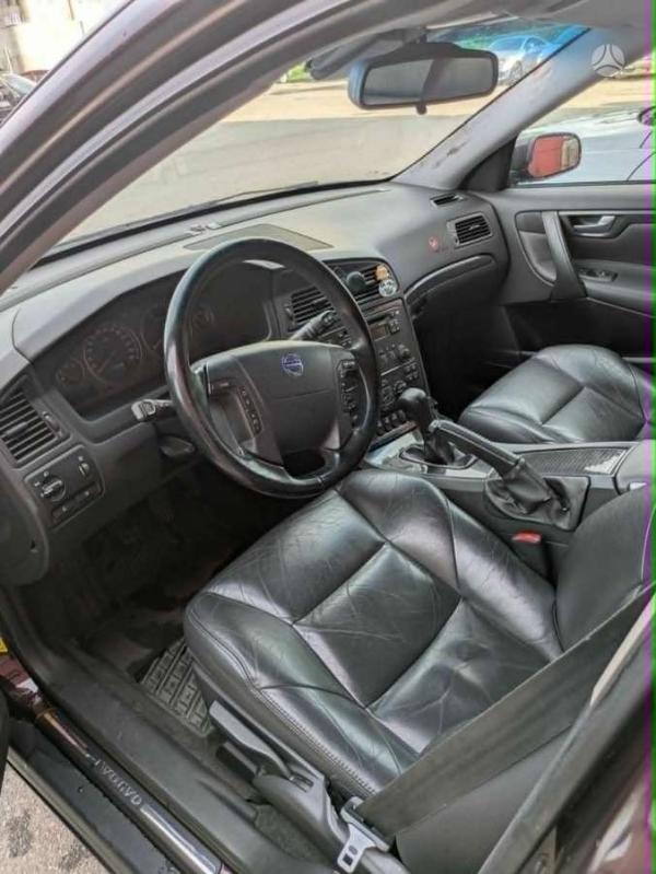 Red Volvo V70 2005 in Marijampole, with an engine capacity of 2.40 L and mileage of 380 thousand km for 1850 €, photo 9 on AUTOMOTO.COM.LV