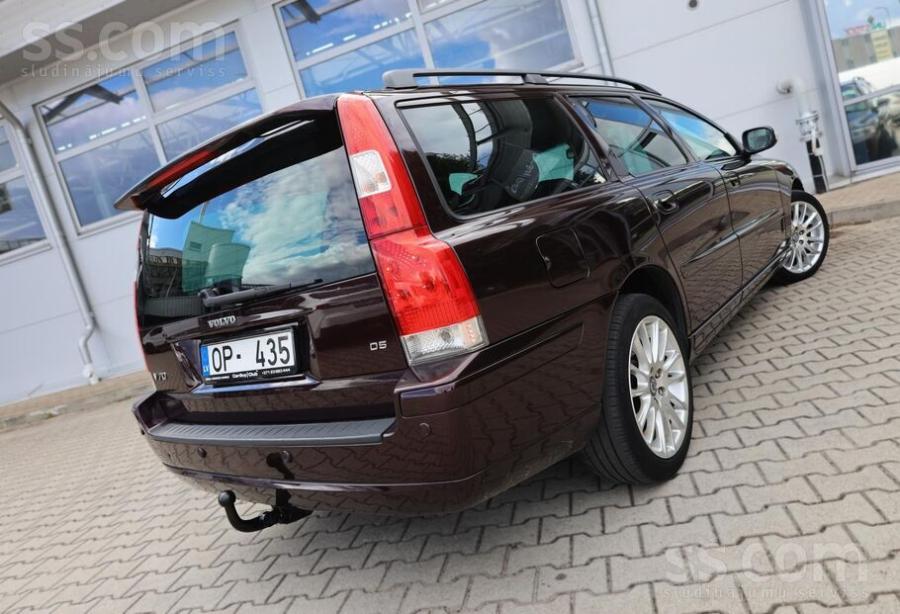 Red Volvo V70 2006 in Riga, with an engine capacity of 2.40 L and mileage of 0 thousand km for 3495 €, photo 8 on AUTOMOTO.COM.LV