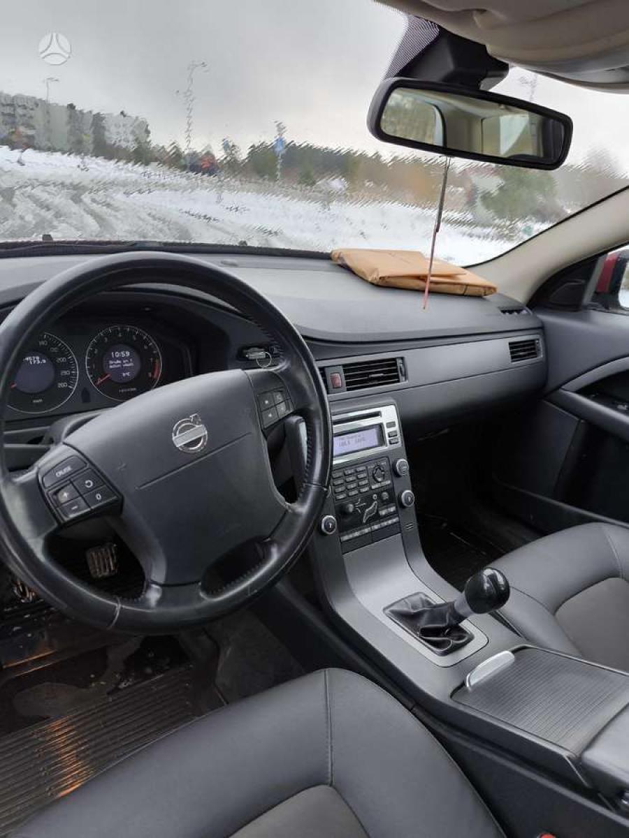 Sarkans Volvo V70 2007 Gargždai, ar dzinēja tilpumu 2.00 L un nobraukumu 556 tūkst. km par 1600 €, foto 7 vietnē AUTOMOTO.COM.LV