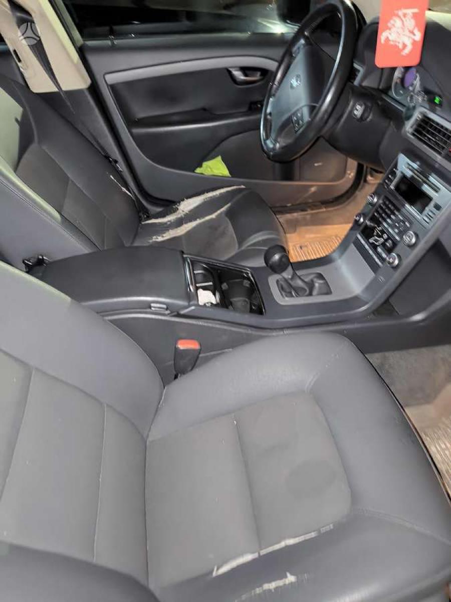 Sarkans Volvo V70 2007 Gargždai, ar dzinēja tilpumu 2.00 L un nobraukumu 556 tūkst. km par 1600 €, foto 14 vietnē AUTOMOTO.COM.LV
