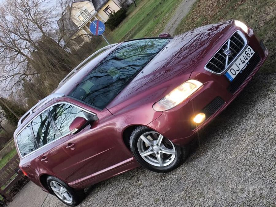Red Volvo V70 2008 in Tukums, with an engine capacity of 2.40 L and mileage of 316 thousand km for 5990 €, photo 1 on AUTOMOTO.COM.LV