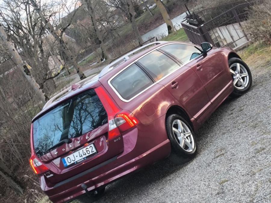 Red Volvo V70 2008 in Tukums, with an engine capacity of 2.40 L and mileage of 316 thousand km for 5990 €, photo 4 on AUTOMOTO.COM.LV