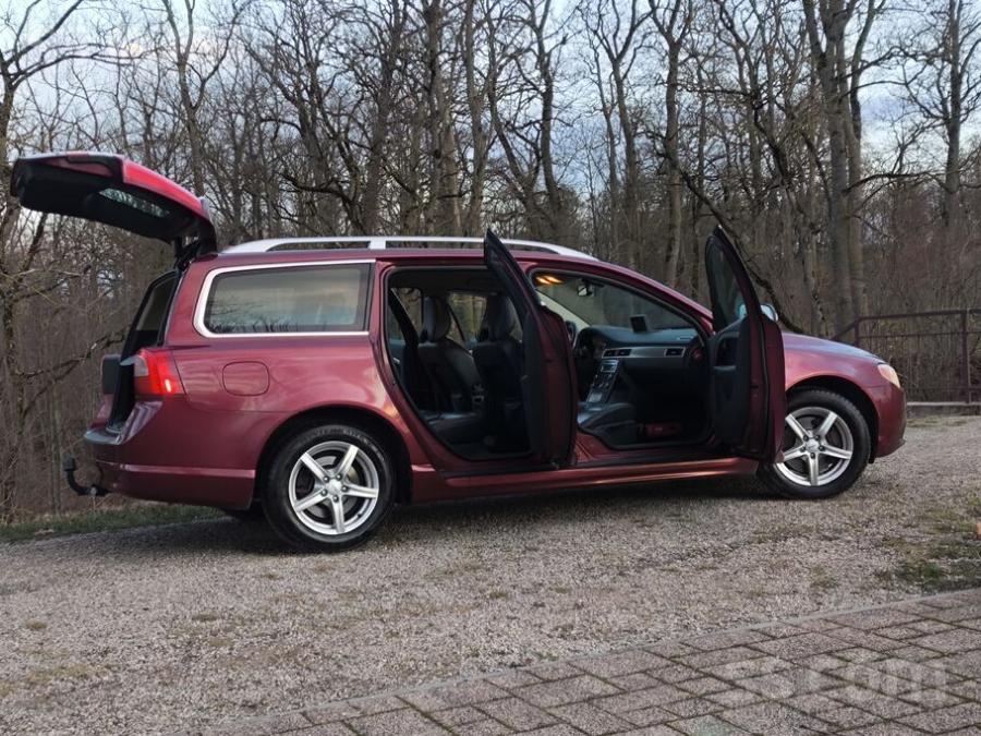 Red Volvo V70 2008 in Tukums, with an engine capacity of 2.40 L and mileage of 316 thousand km for 5990 €, photo 6 on AUTOMOTO.COM.LV