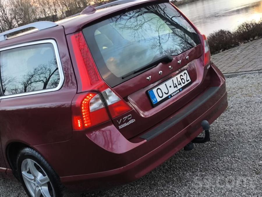 Red Volvo V70 2008 in Tukums, with an engine capacity of 2.40 L and mileage of 316 thousand km for 5990 €, photo 9 on AUTOMOTO.COM.LV