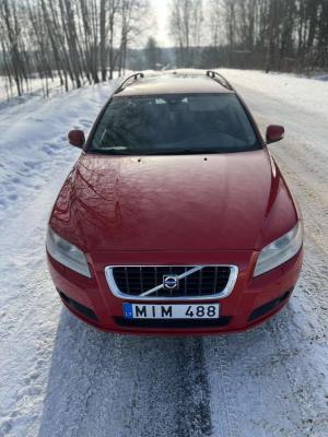 Red Volvo V70 2008 in Ukmerge, with an engine capacity of 2.40 L and mileage of 385 thousand km for 2550 €, photo 2 on AUTOMOTO.COM.LV