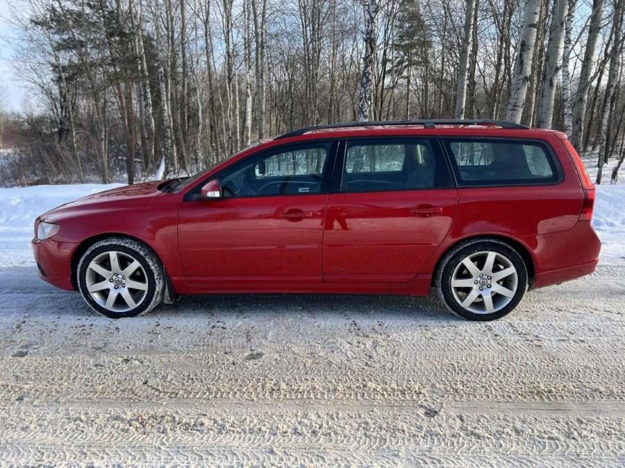 Red Volvo V70 2008 in Ukmerge, with an engine capacity of 2.40 L and mileage of 385 thousand km for 2550 €, photo 4 on AUTOMOTO.COM.LV