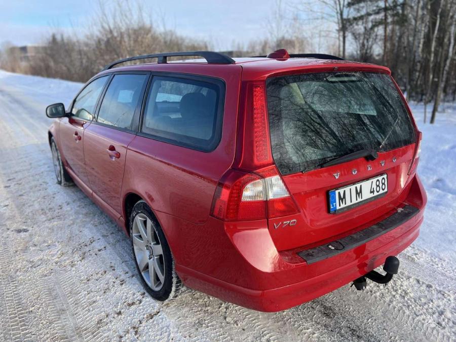 Red Volvo V70 2008 in Ukmerge, with an engine capacity of 2.40 L and mileage of 385 thousand km for 2550 €, photo 5 on AUTOMOTO.COM.LV