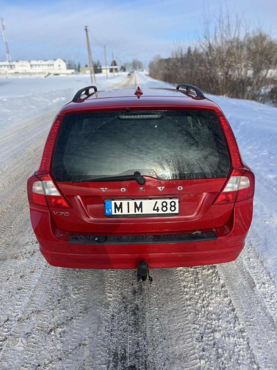 Red Volvo V70 2008 in Ukmerge, with an engine capacity of 2.40 L and mileage of 385 thousand km for 2550 €, photo 6 on AUTOMOTO.COM.LV