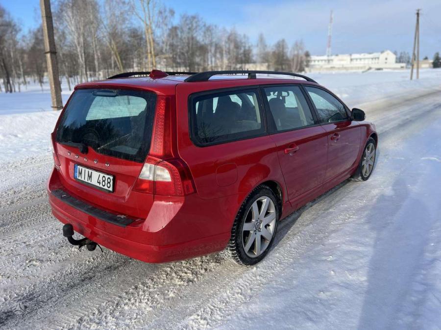 Red Volvo V70 2008 in Ukmerge, with an engine capacity of 2.40 L and mileage of 385 thousand km for 2550 €, photo 7 on AUTOMOTO.COM.LV