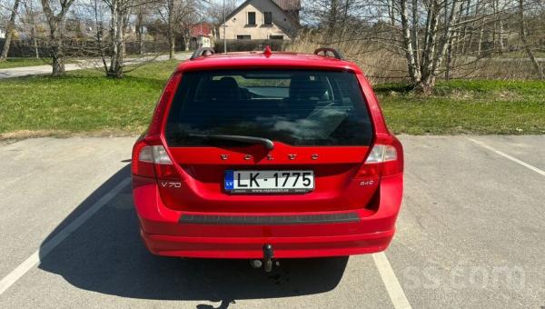 Sarkans Volvo V70 2008 Liepāja, ar dzinēja tilpumu 2.40 L un nobraukumu 324 tūkst. km par 3400 €, foto 4 vietnē AUTOMOTO.COM.LV