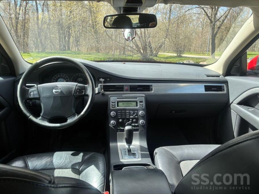 Red Volvo V70 2008 in Liepaja, with an engine capacity of 2.40 L and mileage of 324 thousand km for 3400 €, photo 8 on AUTOMOTO.COM.LV