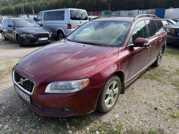 Red Volvo V70 2008 in Vilnius, with an engine capacity of 2.40 L and mileage of 299 thousand km for 2000 €, photo 1 on AUTOMOTO.COM.LV