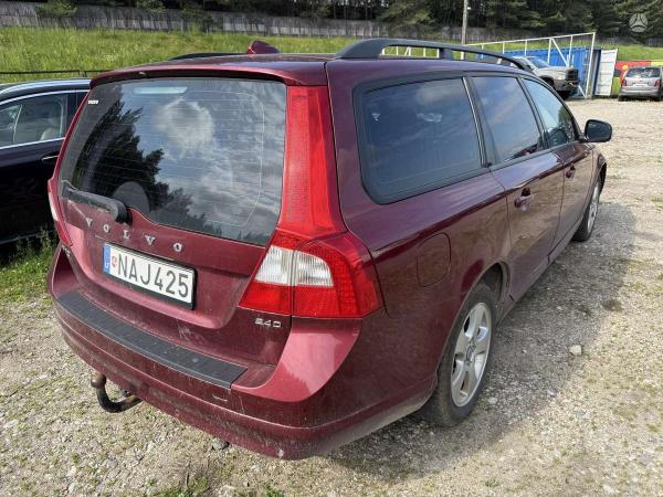 Red Volvo V70 2008 in Vilnius, with an engine capacity of 2.40 L and mileage of 299 thousand km for 2000 €, photo 4 on AUTOMOTO.COM.LV