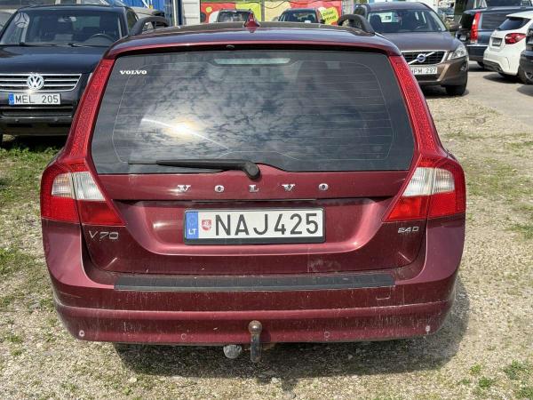 Red Volvo V70 2008 in Vilnius, with an engine capacity of 2.40 L and mileage of 299 thousand km for 2000 €, photo 5 on AUTOMOTO.COM.LV