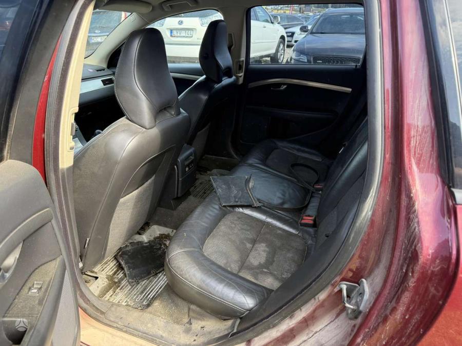 Красный Вольво В70 2008 в Вильнюс, объемом двигателя 2.40 л и пробегом 299 тыс. км за 2000 €, фото 9 на AUTOMOTO.COM.LV
