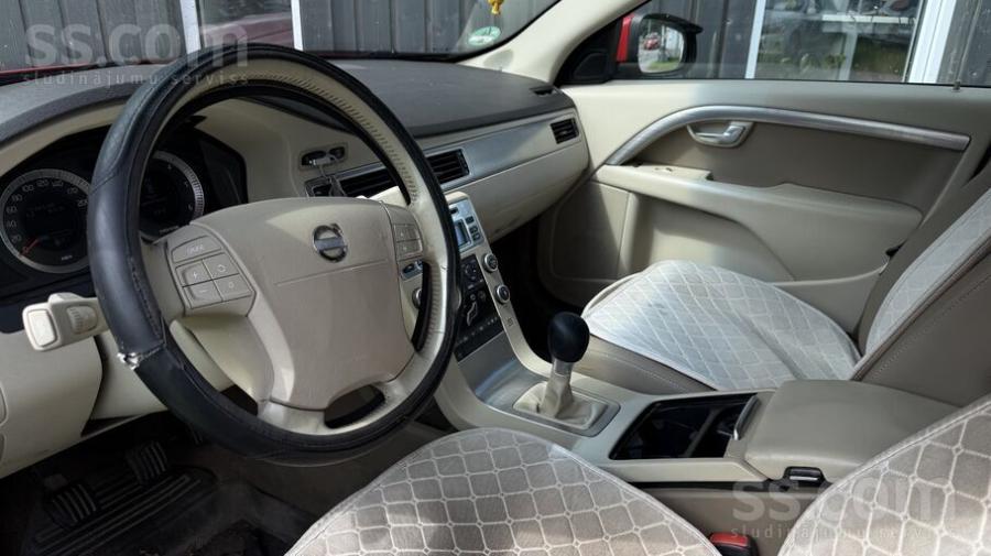 Red Volvo V70 2008 in Riga, with an engine capacity of 2.40 L and mileage of 243 thousand km for 2450 €, photo 6 on AUTOMOTO.COM.LV