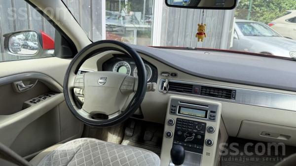 Red Volvo V70 2008 in Riga, with an engine capacity of 2.40 L and mileage of 243 thousand km for 2450 €, photo 8 on AUTOMOTO.COM.LV