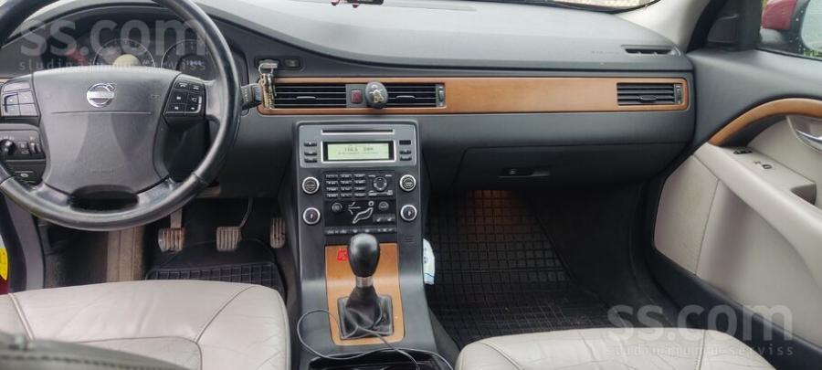 Red Volvo V70 2008 in Valmiera, with an engine capacity of 2.40 L and mileage of 376 thousand km for 2500 €, photo 14 on AUTOMOTO.COM.LV