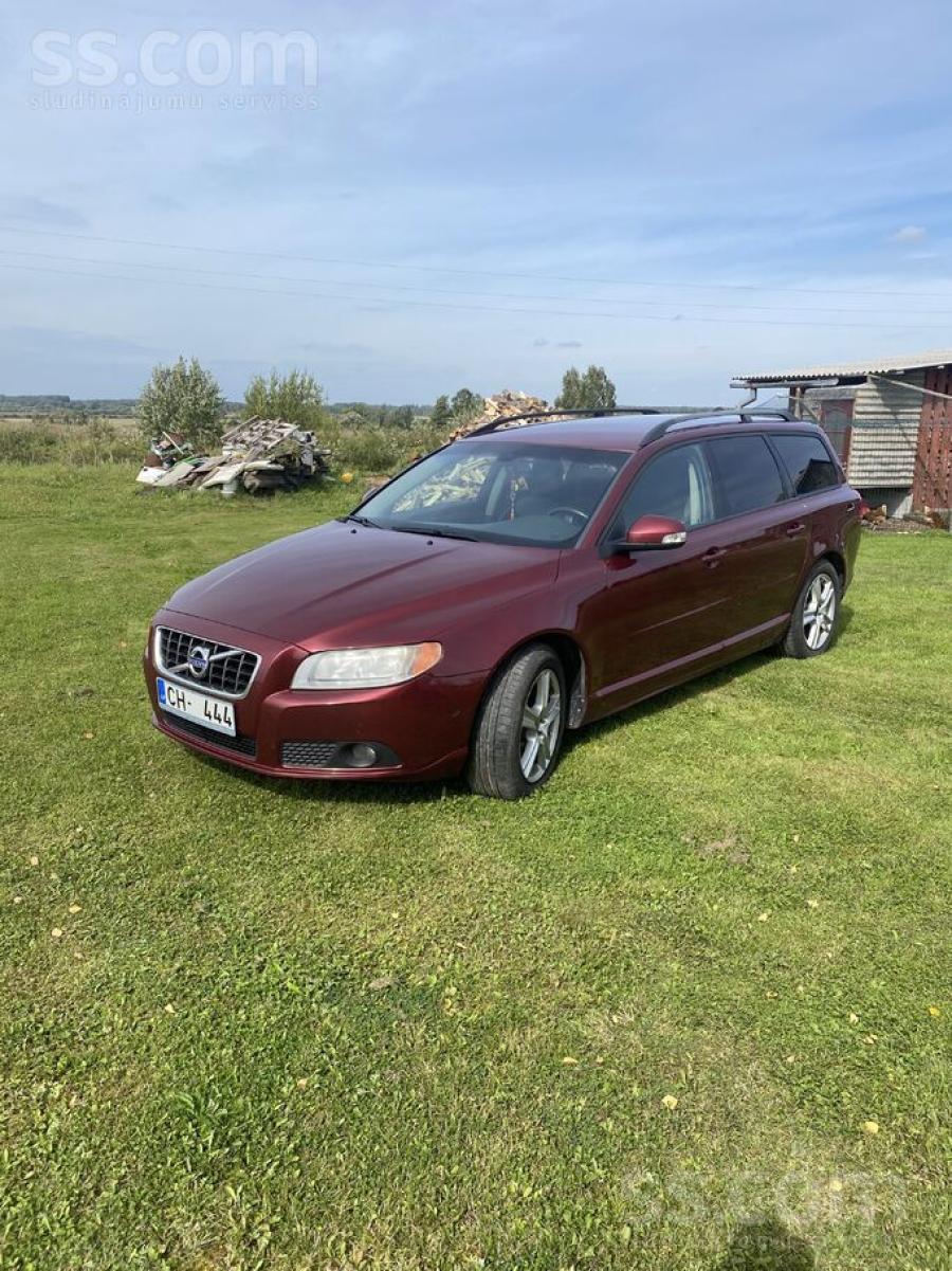 Sarkans Volvo V70 2009 Rēzekne, ar dzinēja tilpumu 2.40 L un nobraukumu 418 tūkst. km par 4000 €, foto 4 vietnē AUTOMOTO.COM.LV