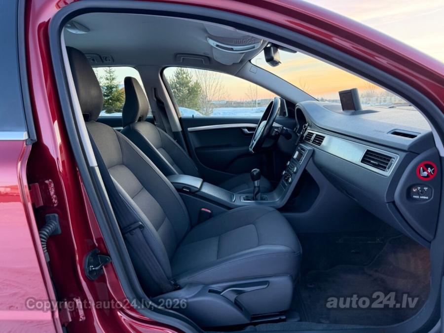 Sarkans Volvo V70 2010 Tallina, ar dzinēja tilpumu 1.60 L un nobraukumu 192 tūkst. km par 5990 €, foto 12 vietnē AUTOMOTO.COM.LV