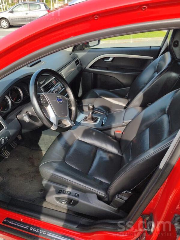Red Volvo V70 2010 in Riga, with an engine capacity of 2.40 L and mileage of 312 thousand km for 2750 €, photo 4 on AUTOMOTO.COM.LV