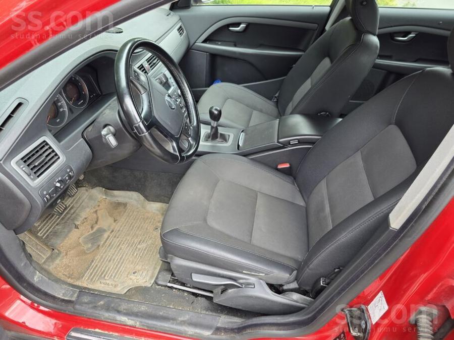 Red Volvo V70 2010 in Riga, with an engine capacity of 1.60 L and mileage of 425 thousand km for 4200 €, photo 9 on AUTOMOTO.COM.LV
