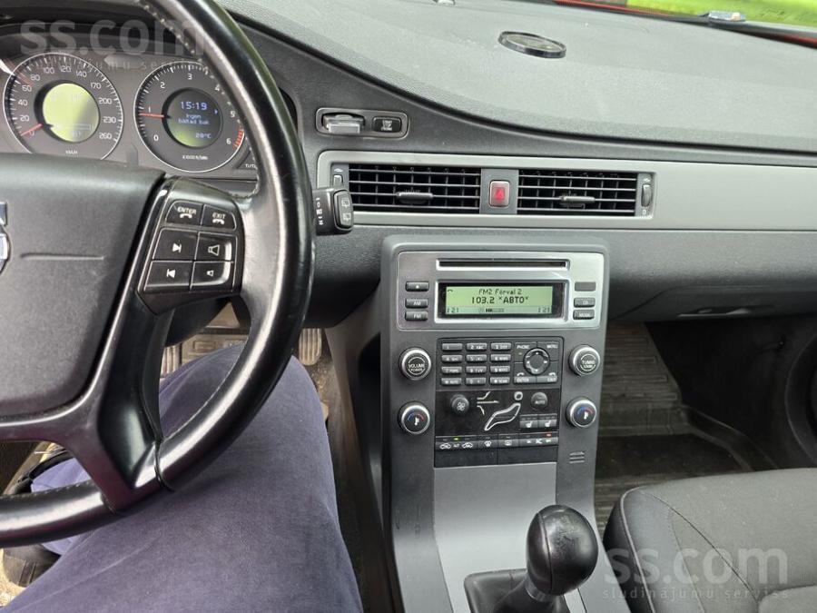 Red Volvo V70 2010 in Riga, with an engine capacity of 1.60 L and mileage of 425 thousand km for 4200 €, photo 11 on AUTOMOTO.COM.LV