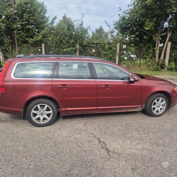 Красный Вольво В70 2011 в Клайпеда, объемом двигателя 1.98 л и пробегом 312 тыс. км за 2800 €, фото 4 на AUTOMOTO.COM.LV